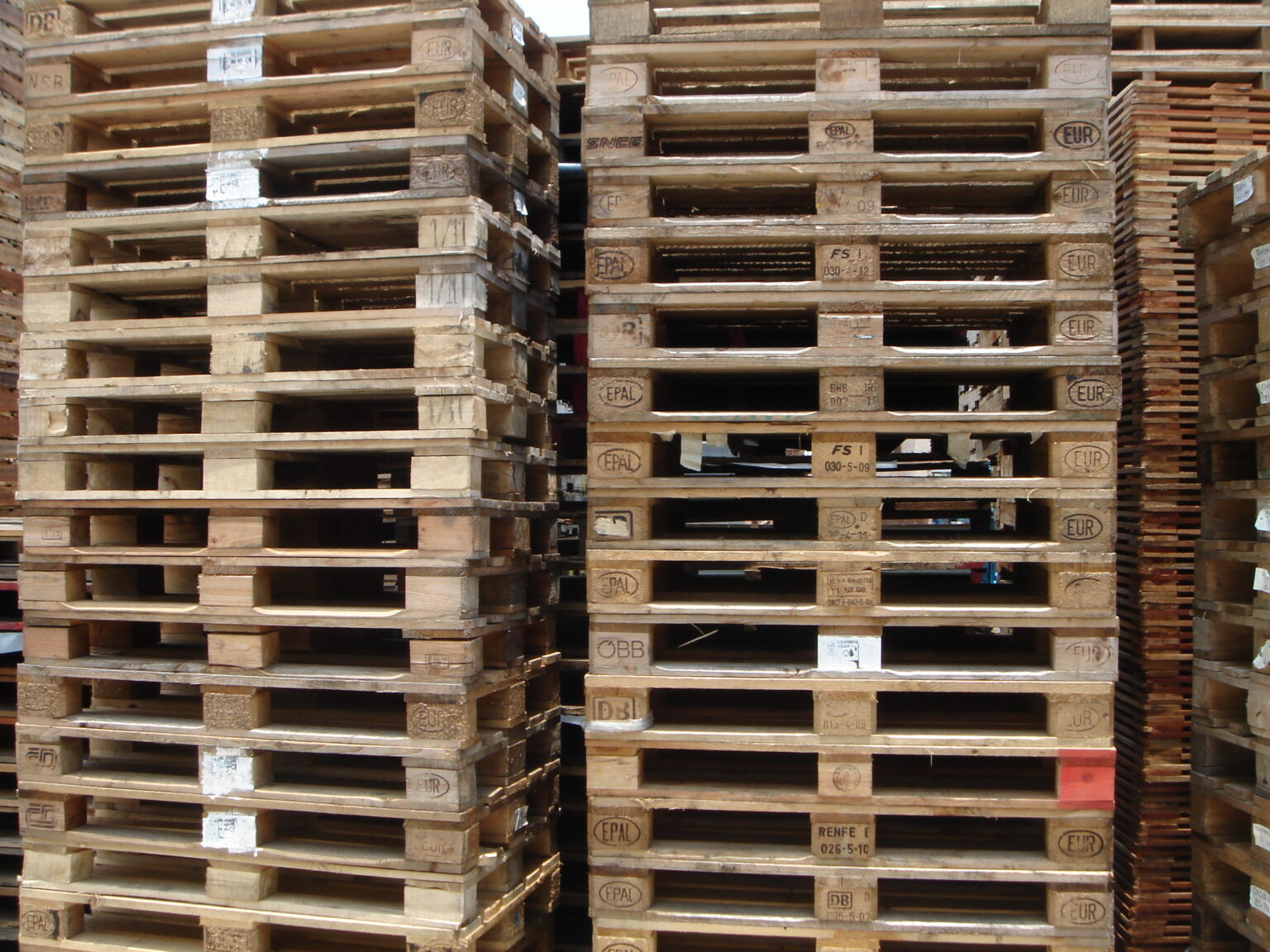 A Guide to Pallet Recycling in Melbourne: Closing the Loop - Rubbish ...